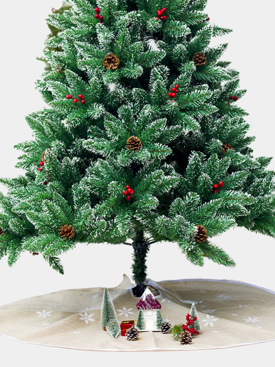 Qor, qarag'ay konuslari va gulchambar bilan yangi yil daraxti ...