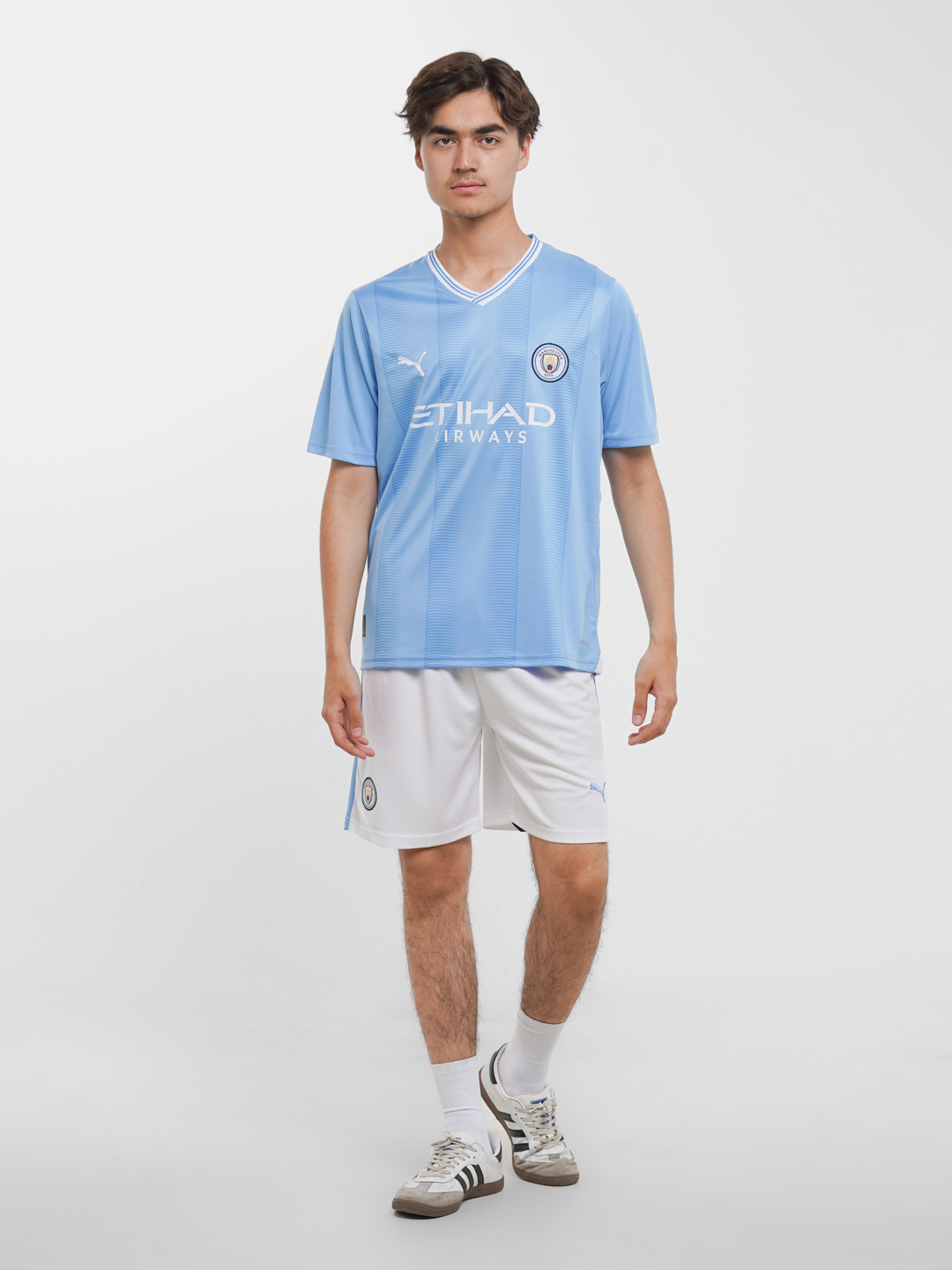 Futbol formasi Manchester City, uy va safar uchrashuvlari uchun 2023 ...