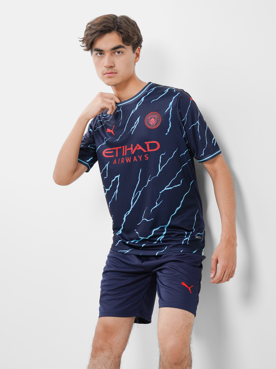 Futbol formasi Manchester City, uy va safar uchrashuvlari uchun 2023 ...