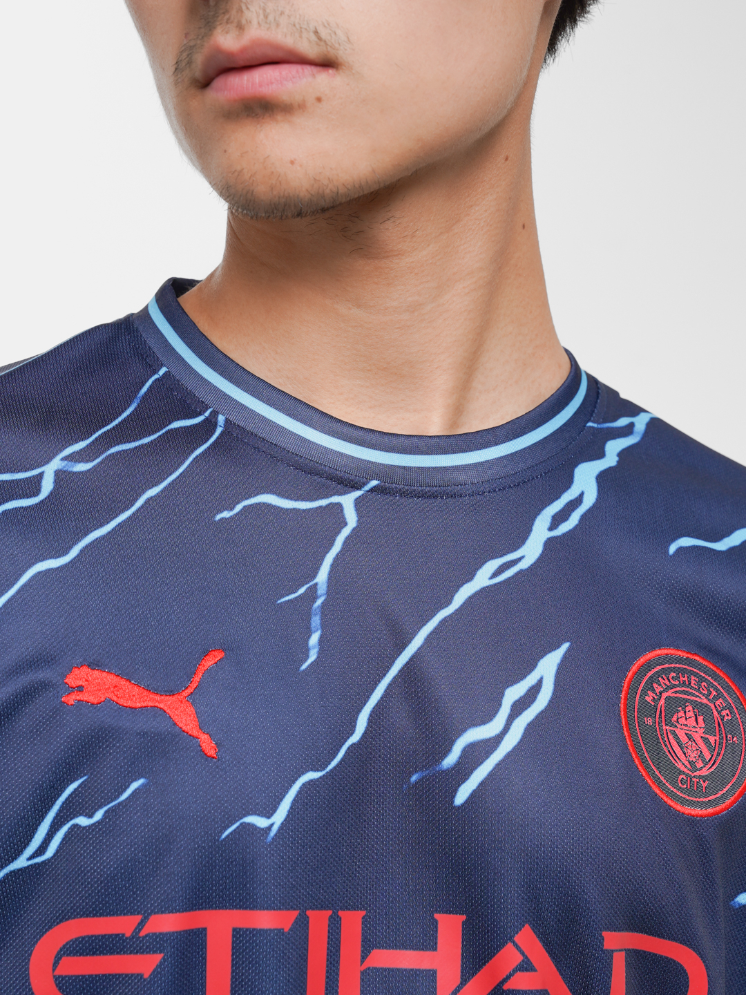 Futbol formasi Manchester City, uy va safar uchrashuvlari uchun 2023 ...