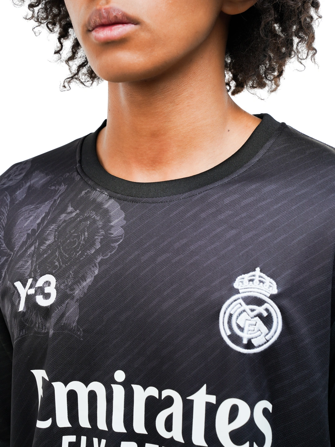 Futbol formalari Real Madrid, uy va safar uchrashuvlari uchun 121000 so ...