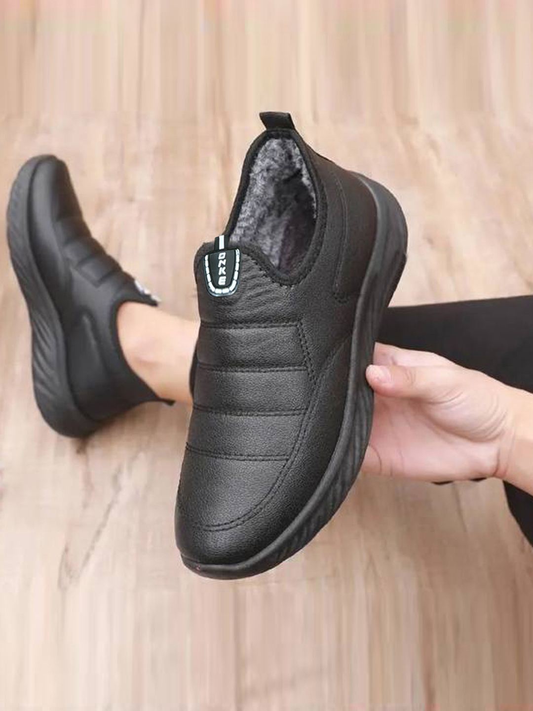 Erkaklar yunglik qishki poyabzallari 140000 so'mga 52% chegirma bilan. Uzum Market