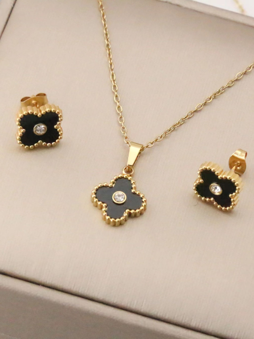 Taqinchoqlari to'plami, zanjir, toshli uzuk va zirak, kumush rang ...