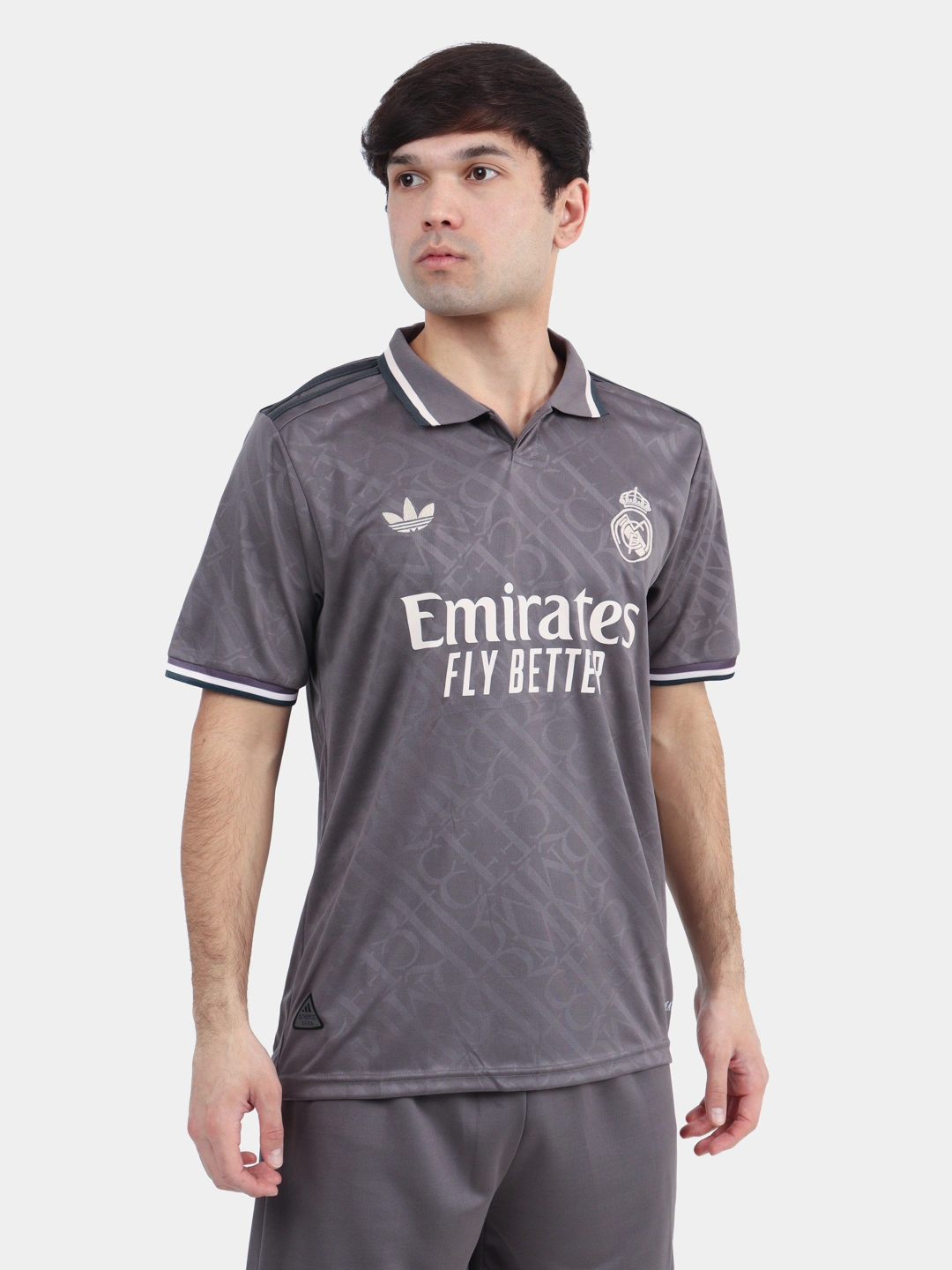 Futbol formalari Real Madrid, uy va safar uchrashuvlari uchun 99000 so ...