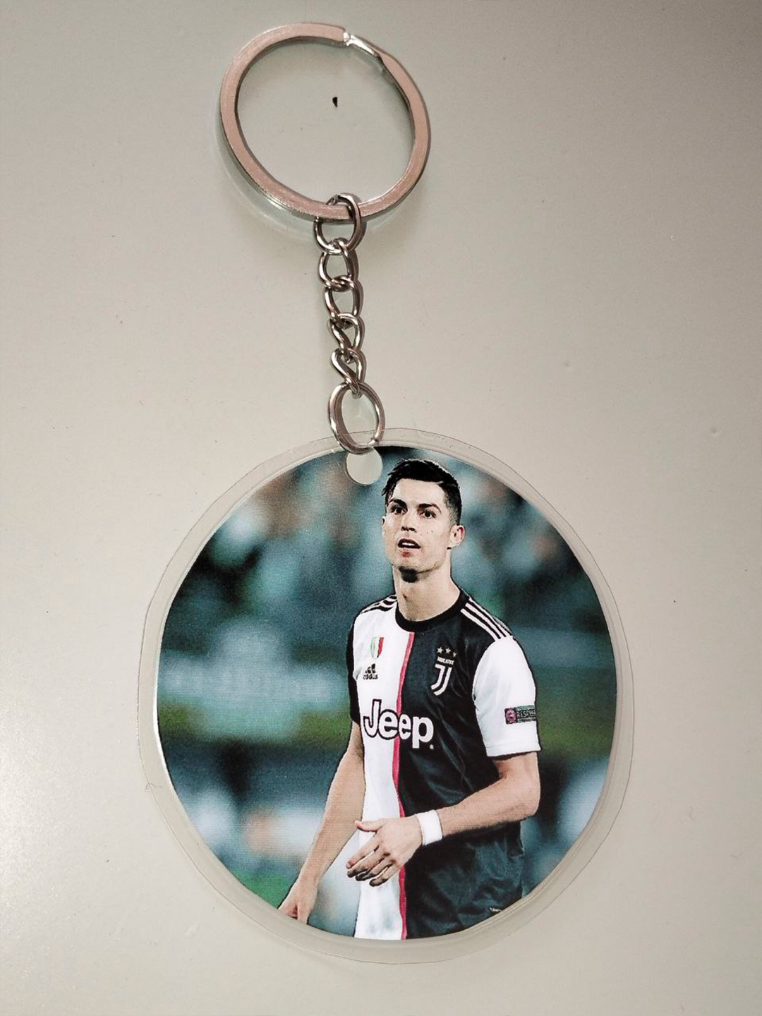 Futbolchilar rasmi tushurilgan brelokni arzon narxda sotib oling — Uzum ...