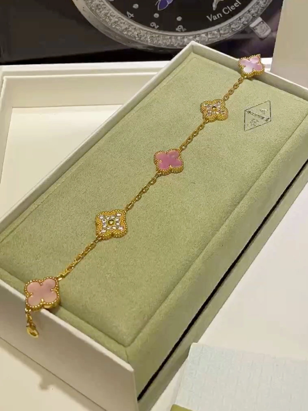 Ayollar va qizlar uchun bilaguzuklar Van Cleef, rangini o'zgartirmaydi ...