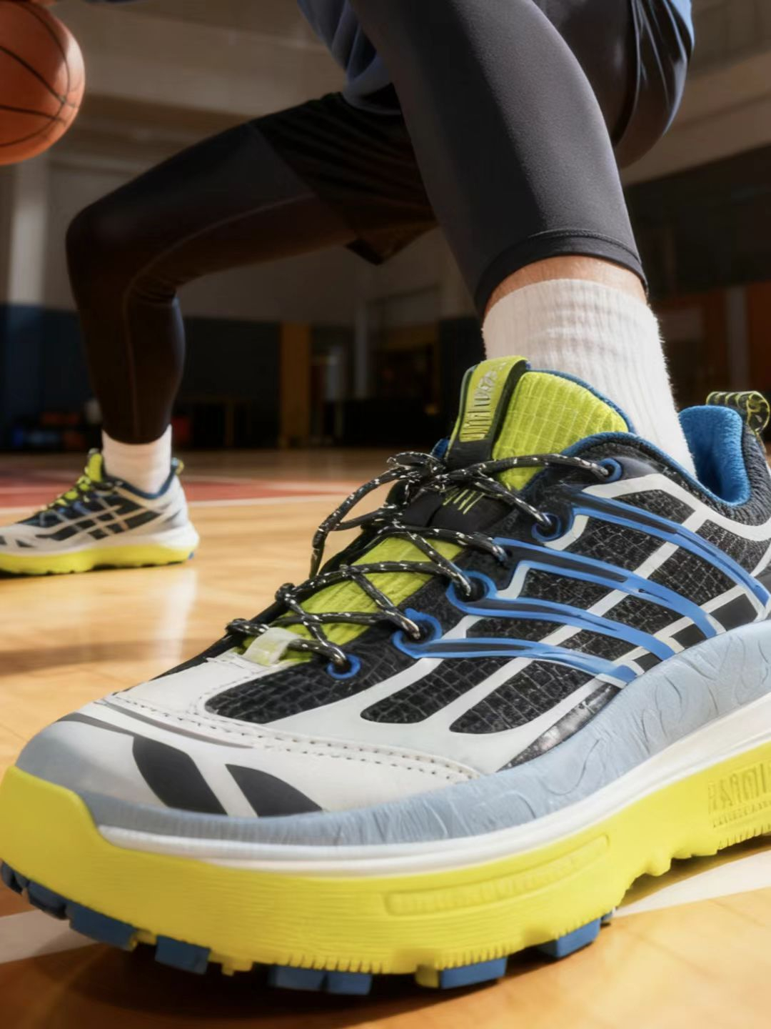 Sportiv mashqiy shoxli krossovki: havo o'tkazuvchi, qalin taglikli va ...