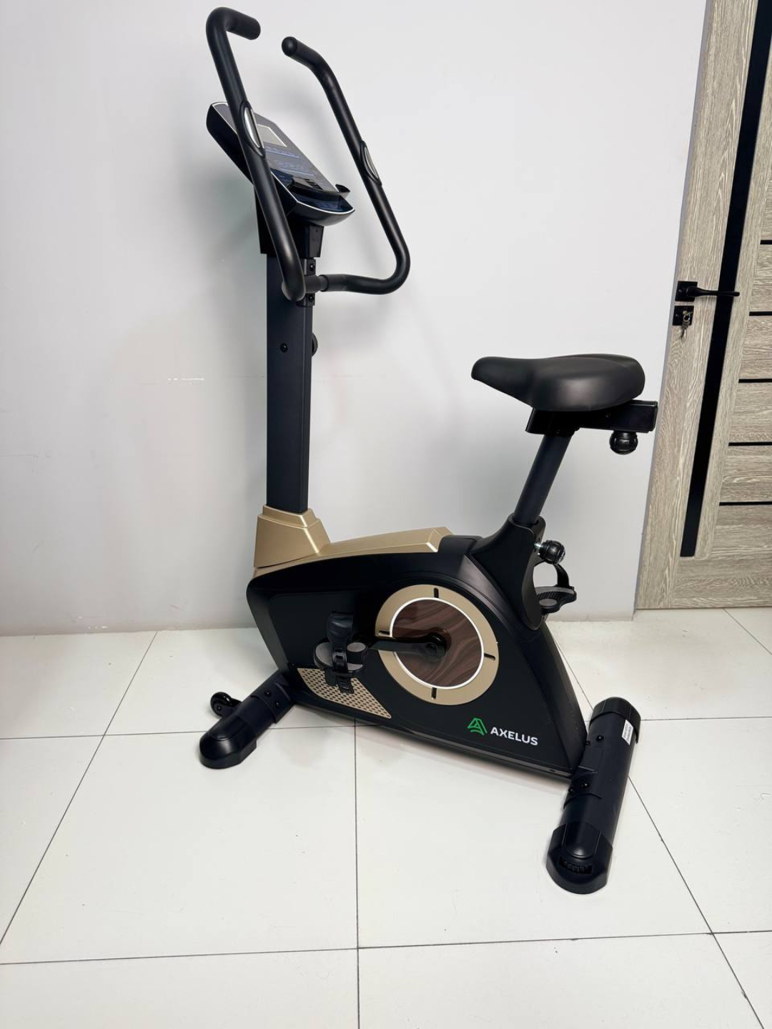 Axelus Velo AX0014 — это современный компактный велотренажер для ...